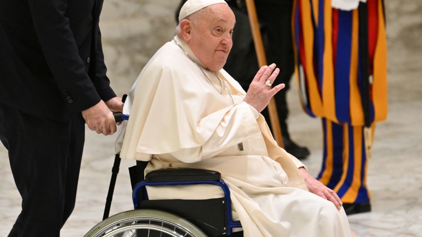 La salud del Papa Francisco: Un análisis de su historial médico y su impacto en el Vaticano
