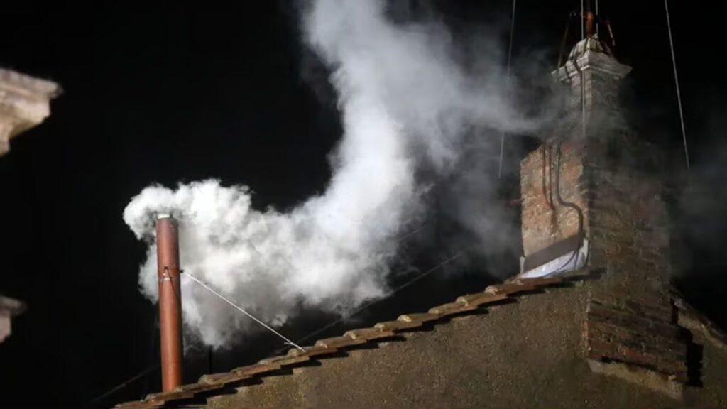 Humo blanco: el misterioso símbolo que anuncia al nuevo Papa